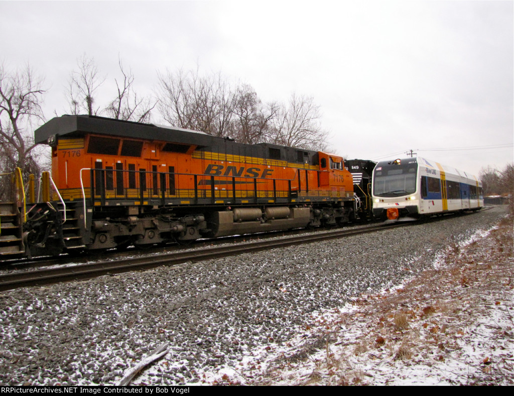 NJT 3511 and BNSF 7176